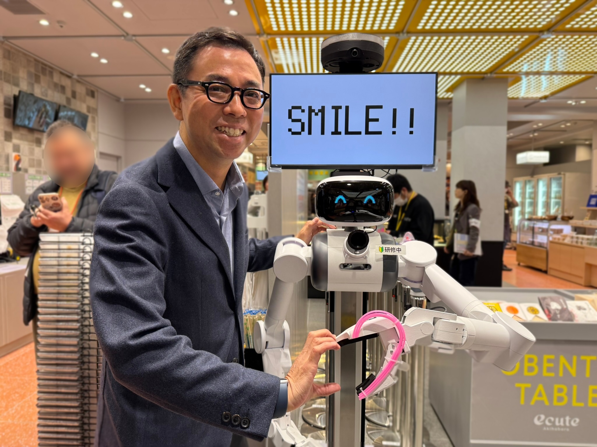 お知らせ｜案内ロボットugo、ついに始動！エキュート秋葉原の ugo Pro をご紹介 - ugo